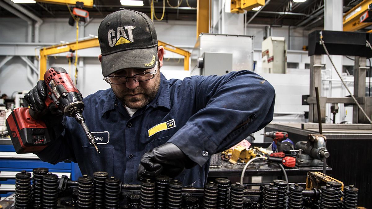 Rebuilding (or Refurbishing) vs. Repairing Heavy Equipment | Cat ...