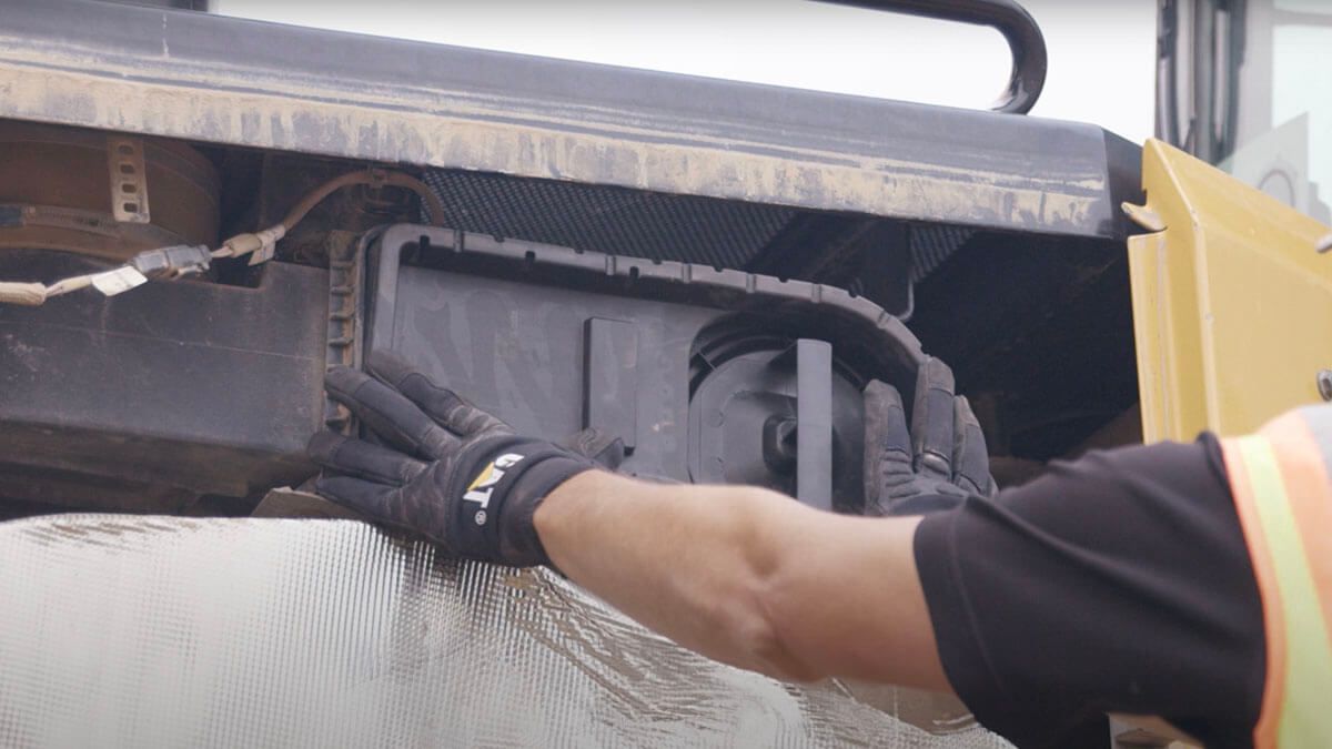 See A Cat® Engine Air Filter’s Remaining Useful Life | Cat | Caterpillar