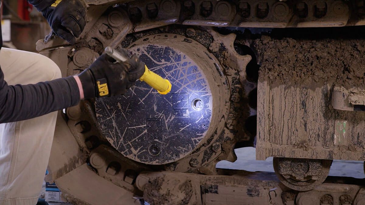 Tips for Healthy Cat® Equipment Fluids | Cat | Caterpillar