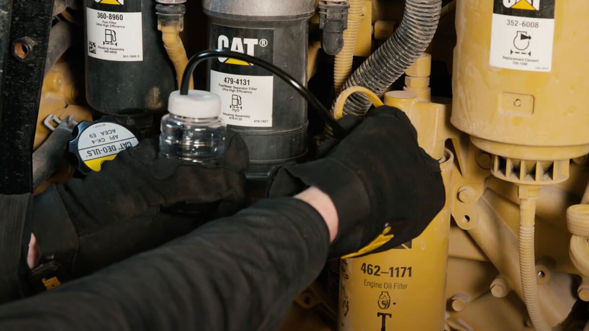 Catch Oil Contamination with Fluid Analysis | Cat | Caterpillar