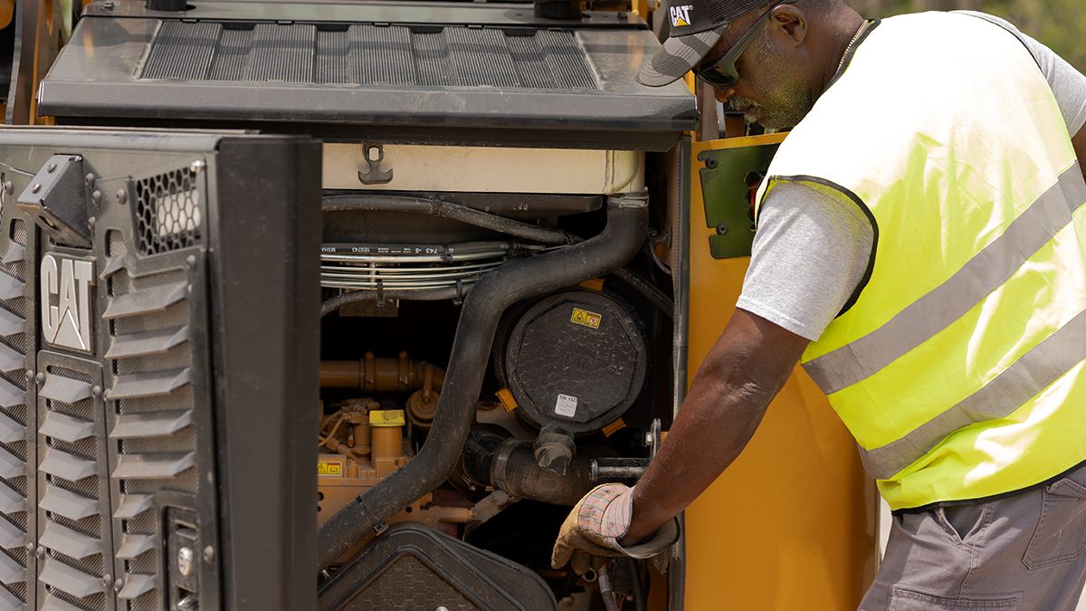 How to Replace Cat® Hydraulic Filters | Cat | Caterpillar